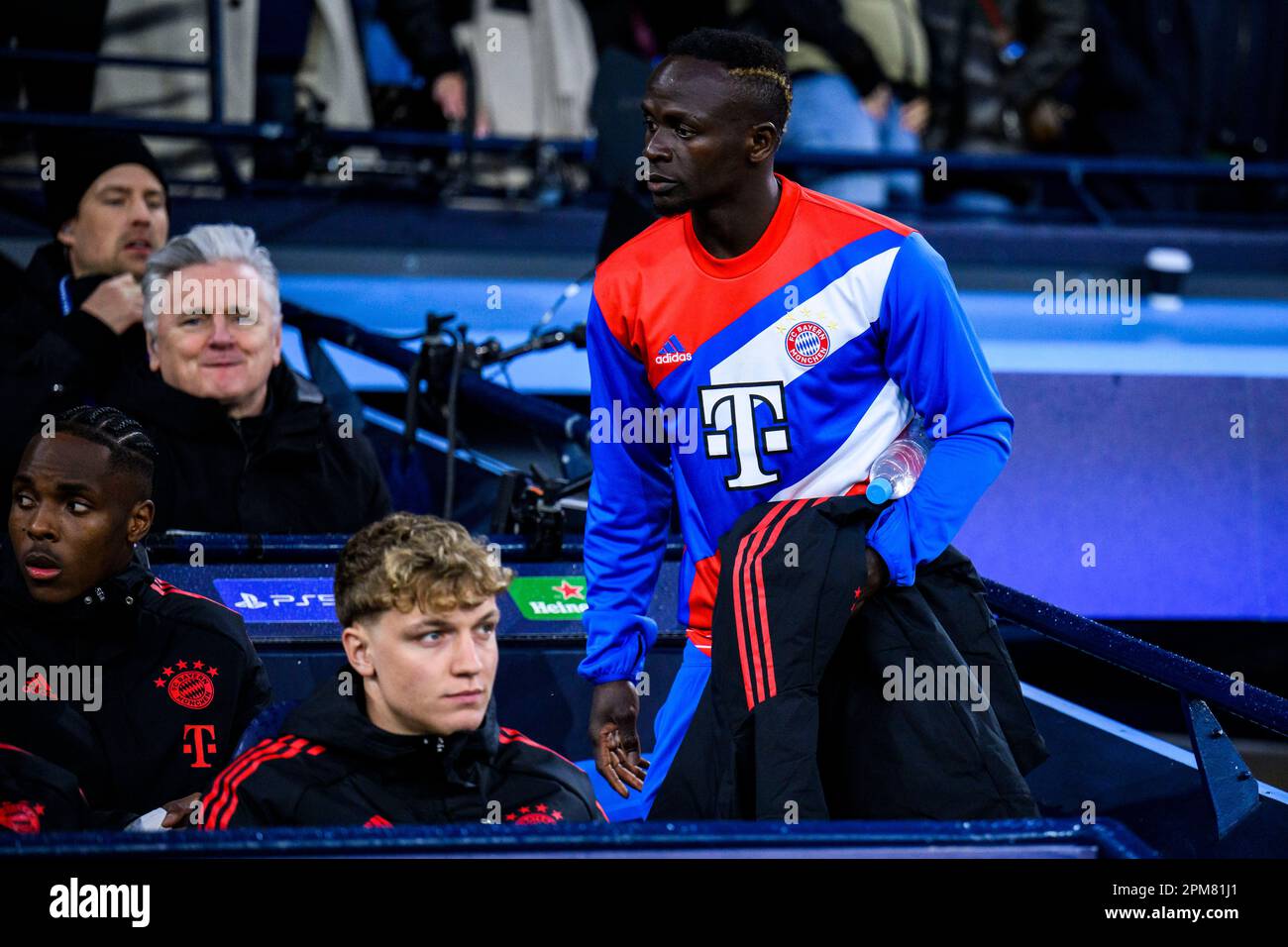 Sadio mane bayern munich bench hi-res stock photography and images - Alamy