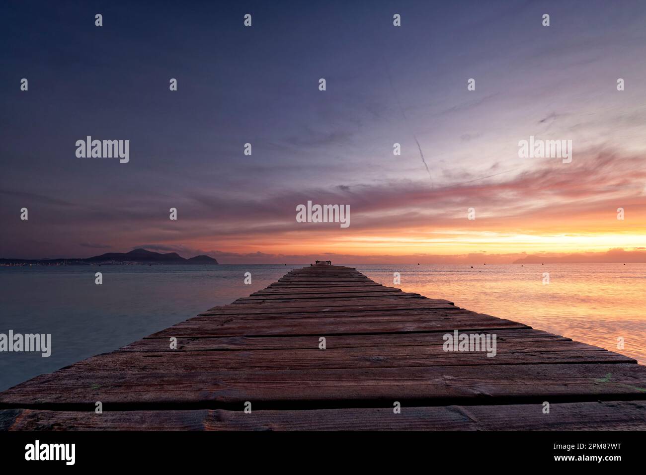 Spain, Balearic Islands, Majorca, Bay of Alcúdia, Alcúdia, pontoon on ...