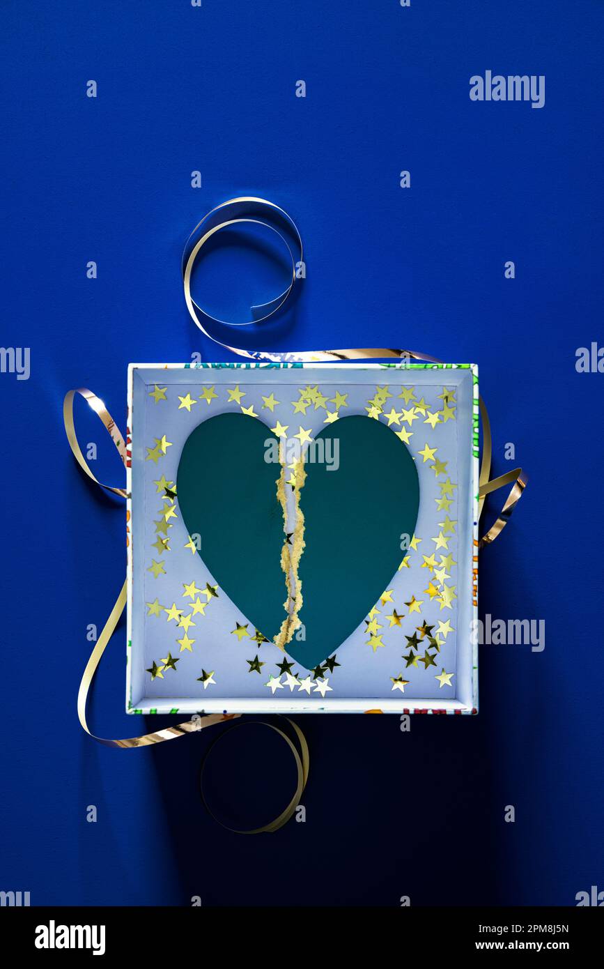 Broken heart in a gift box Stock Photo - Alamy