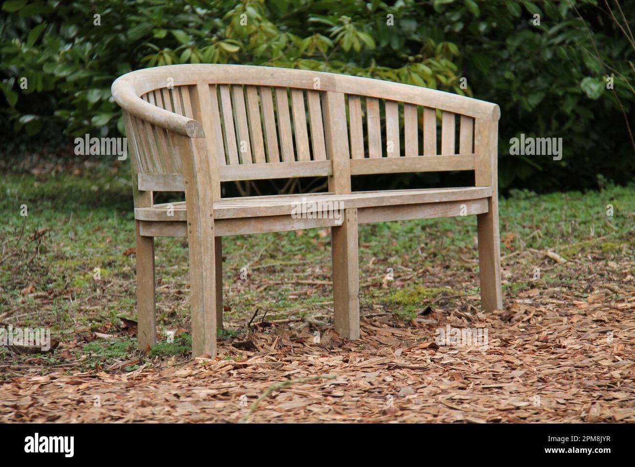 Long curved bench hi-res stock photography and images - Alamy