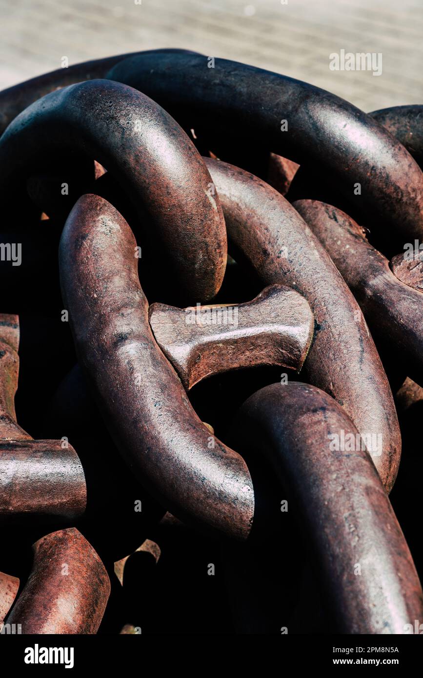 Rusty links of a giant chain from a ship Stock Photo - Alamy