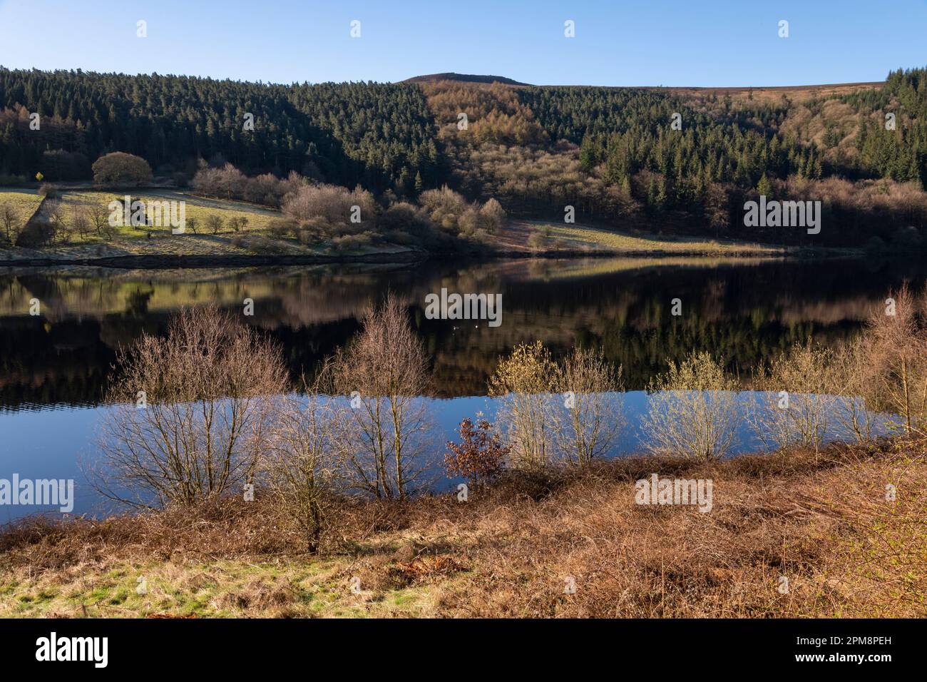 A beautiful spring morning at Ladybower reservoir in the Peak District ...