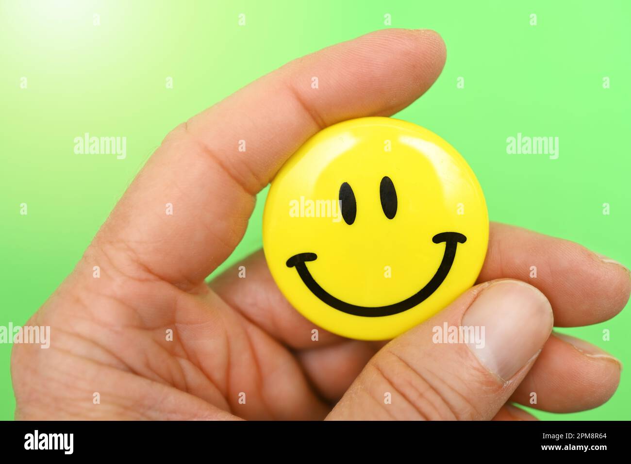Hand hält Smiley, Symbolfoto Optimismus Stock Photo - Alamy