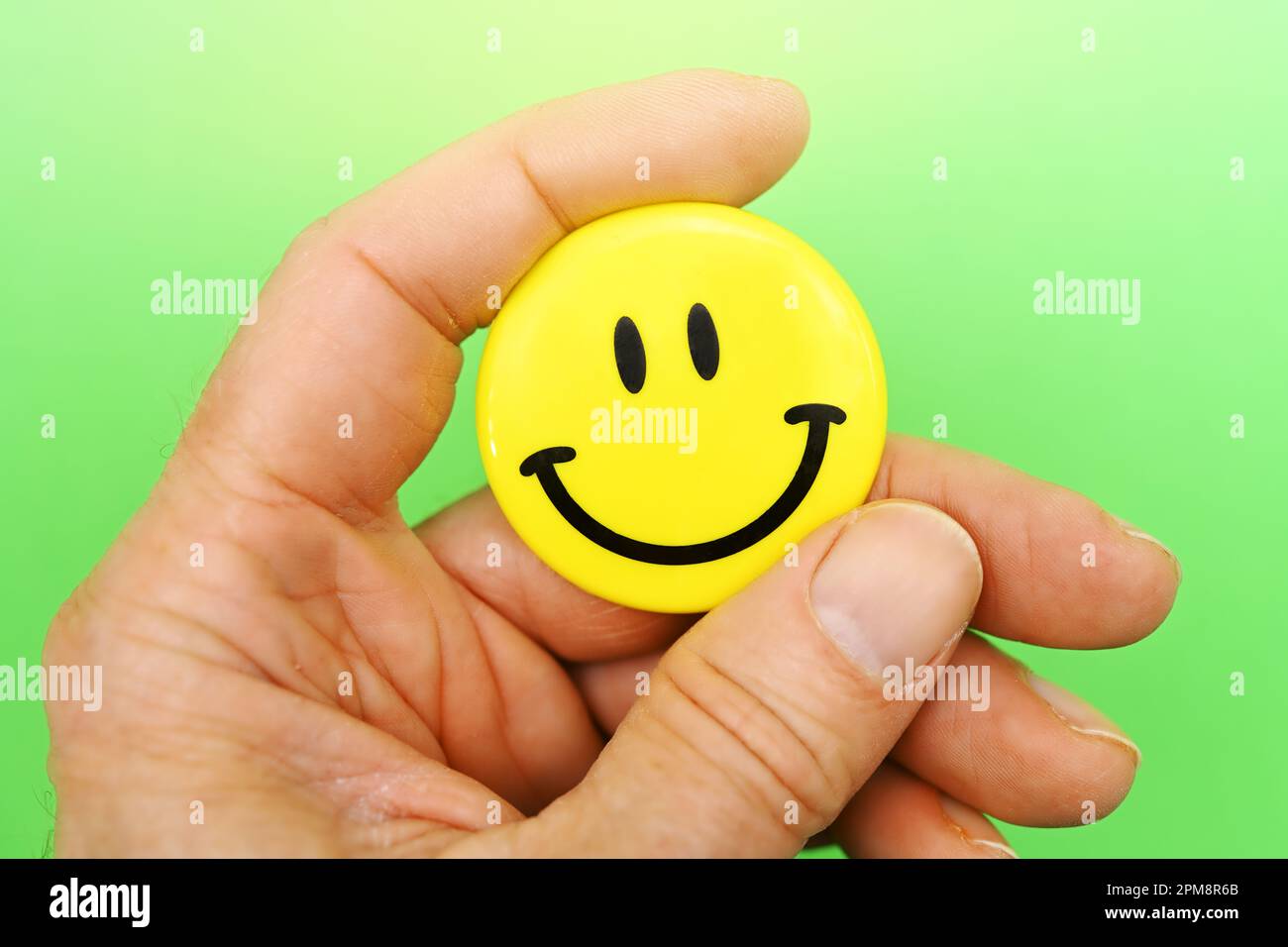 Hand hält Smiley, Symbolfoto Optimismus Stock Photo - Alamy