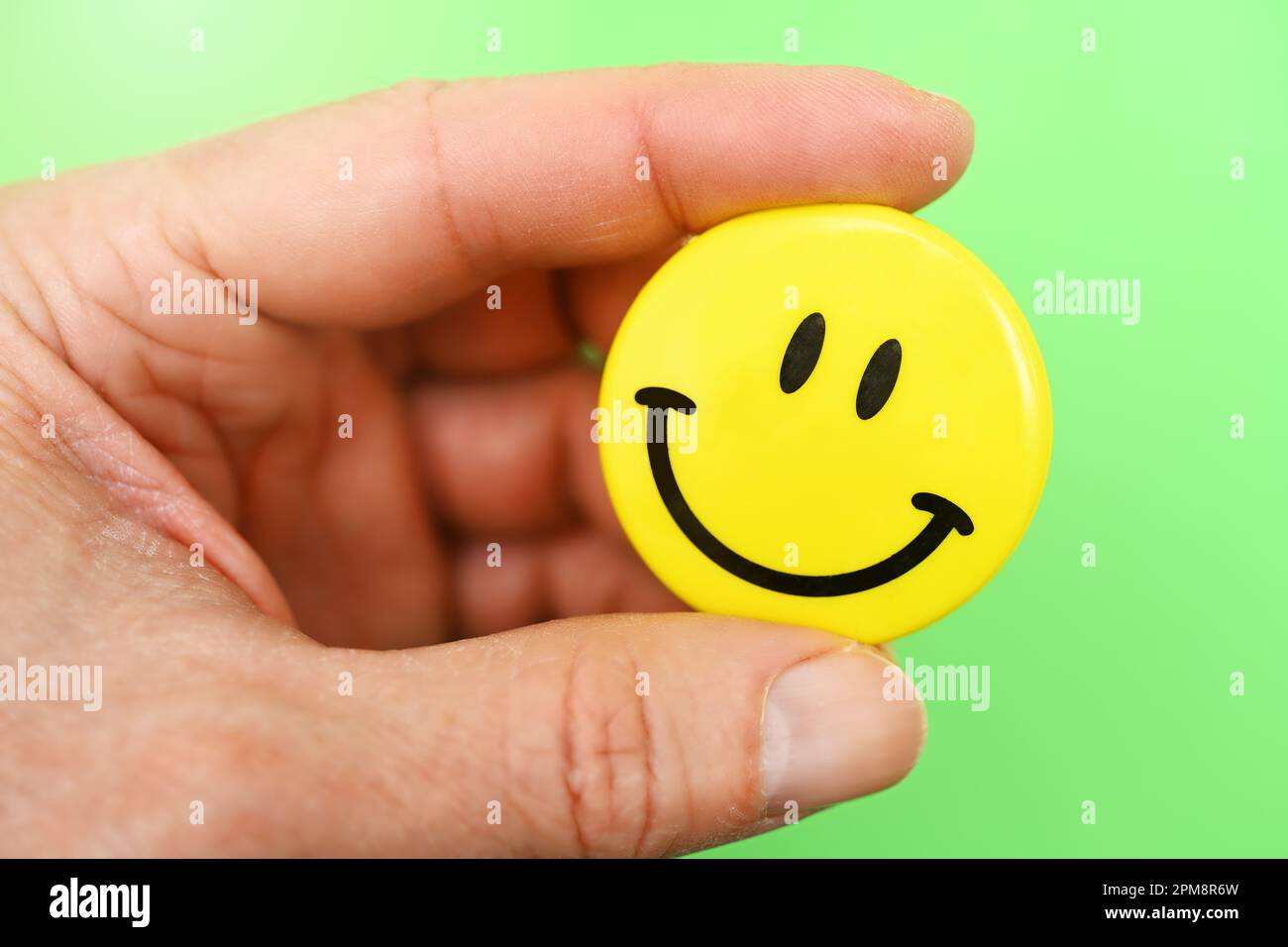 Hand hält Smiley, Symbolfoto Optimismus Stock Photo - Alamy