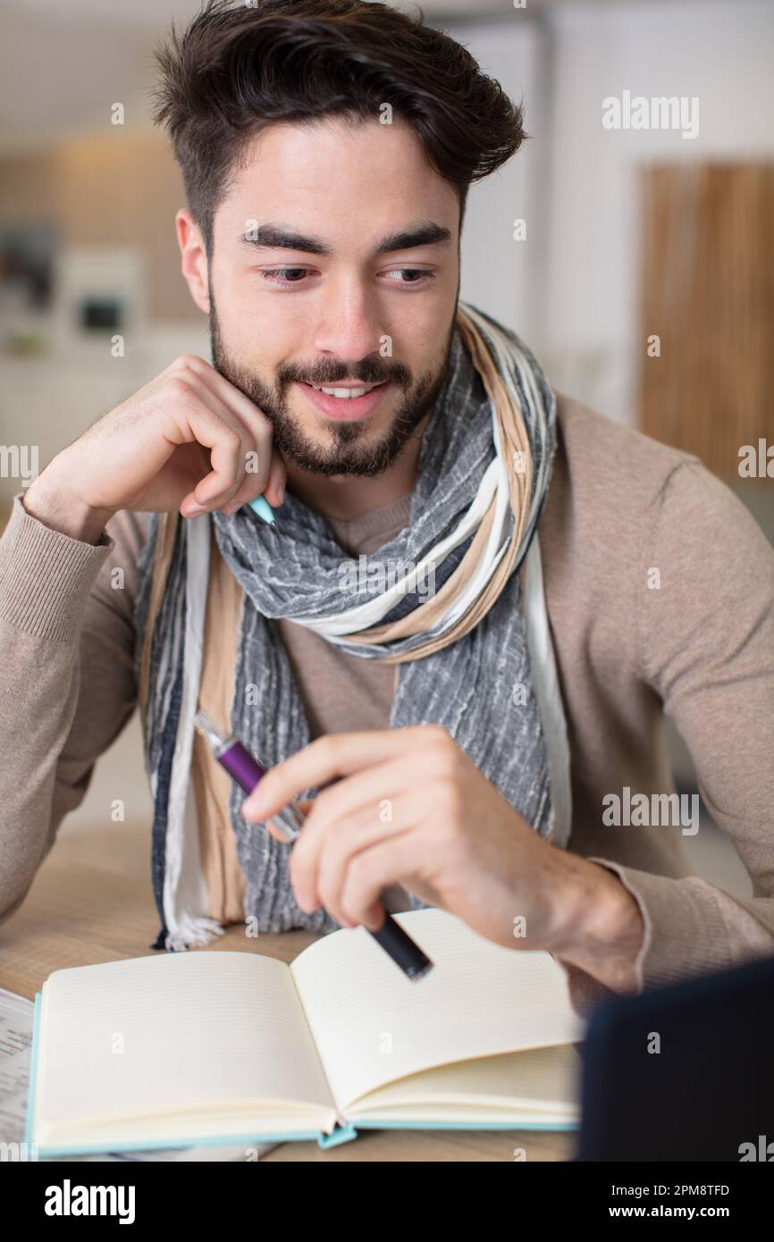 Reading and vaping hi-res stock photography and images - Alamy