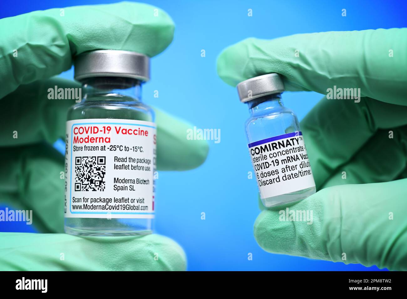 Impfstofffläschchen von Moderna und Biontech Stock Photo - Alamy