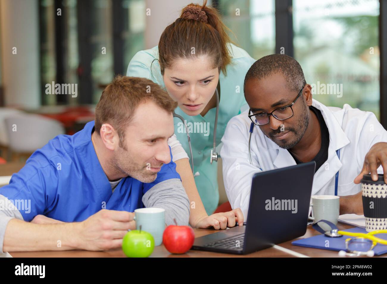 Doctor teaching doctors hi-res stock photography and images - Alamy