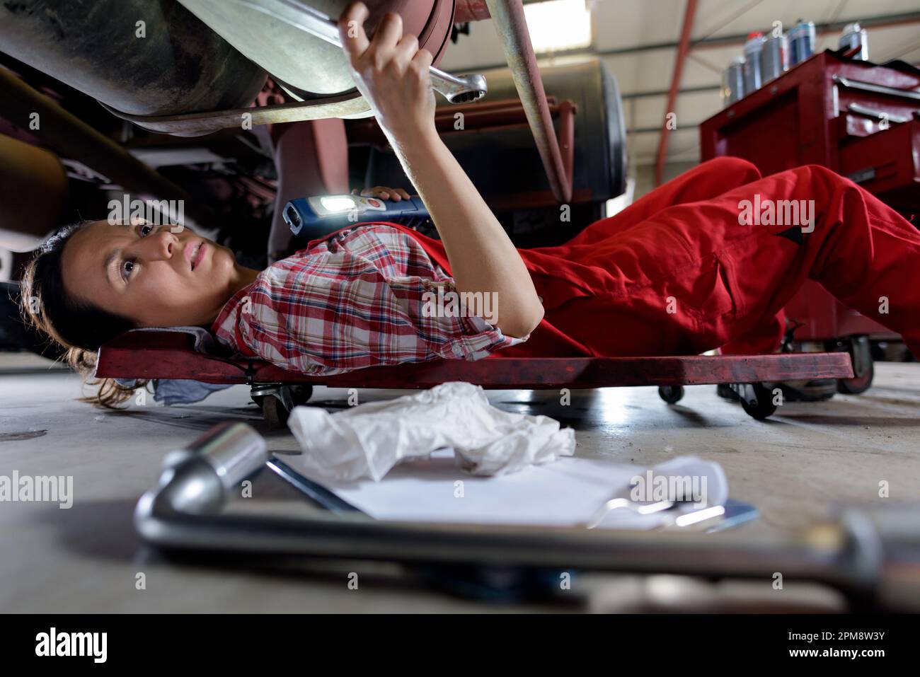 portrait of a female mechanic fixing vehicle Stock Photo - Alamy