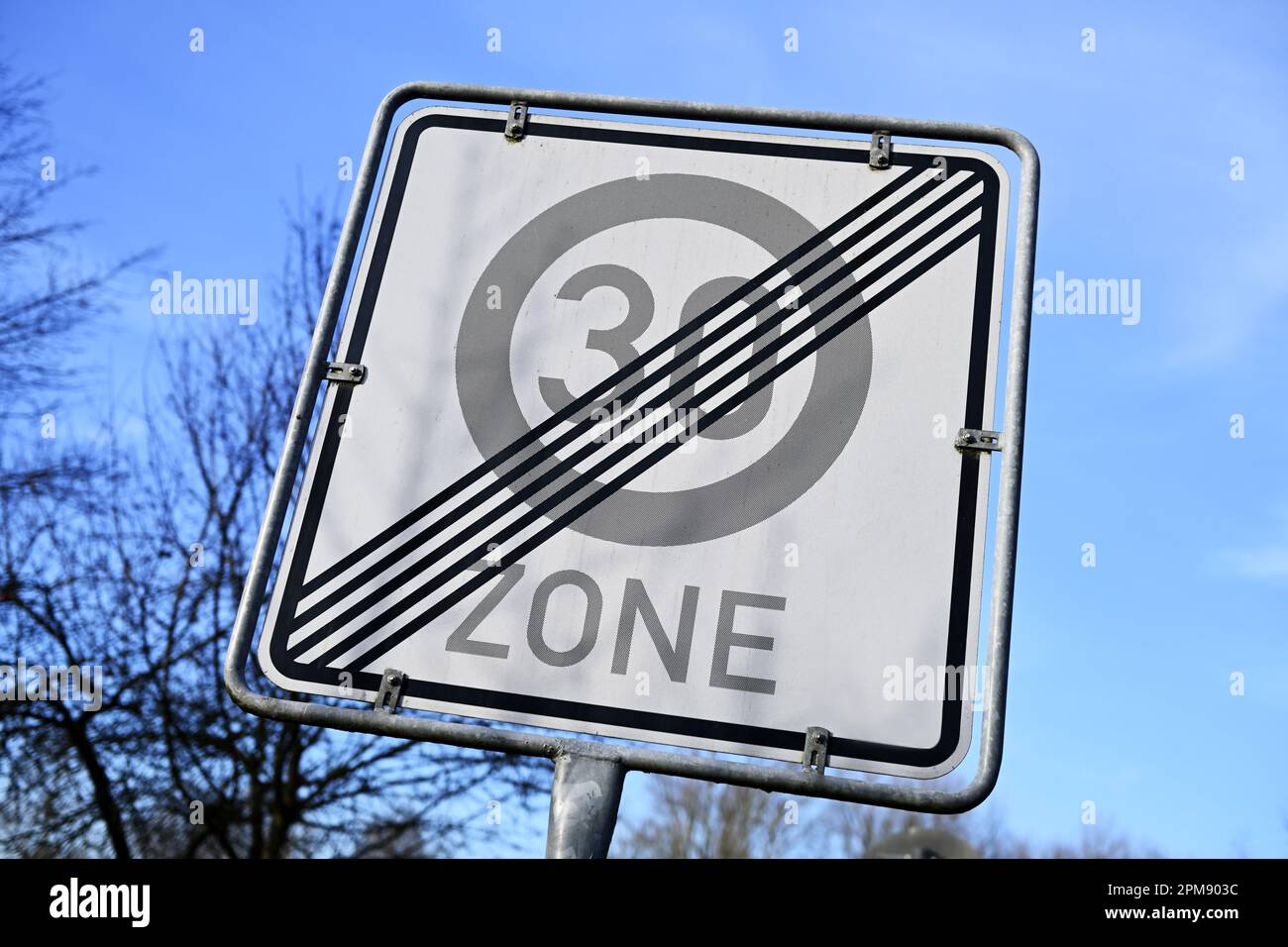 Verkehrszeichen ende der zone 30 hi-res stock photography and images ...