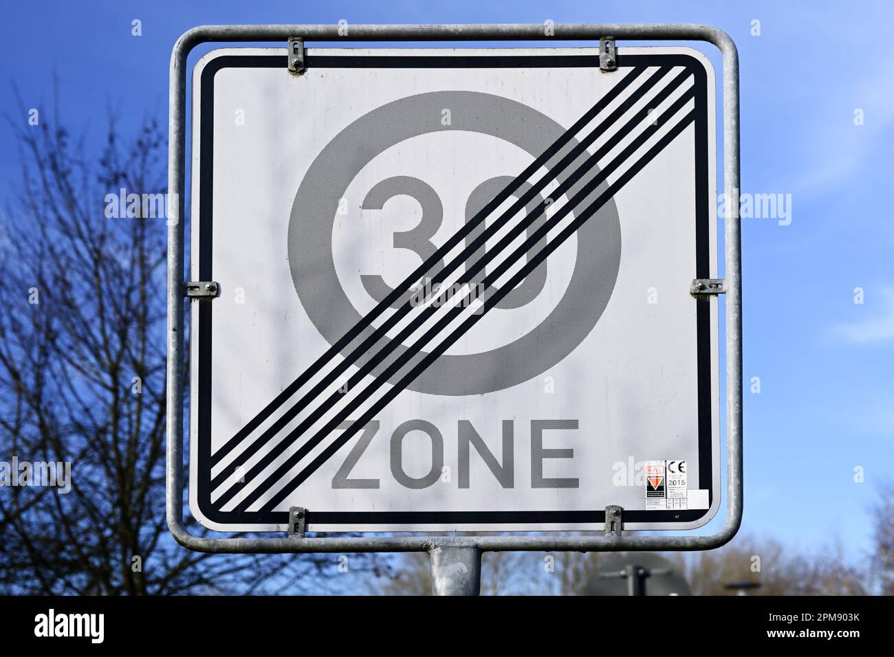 Verkehrszeichen ende der zone 30 hi-res stock photography and images ...