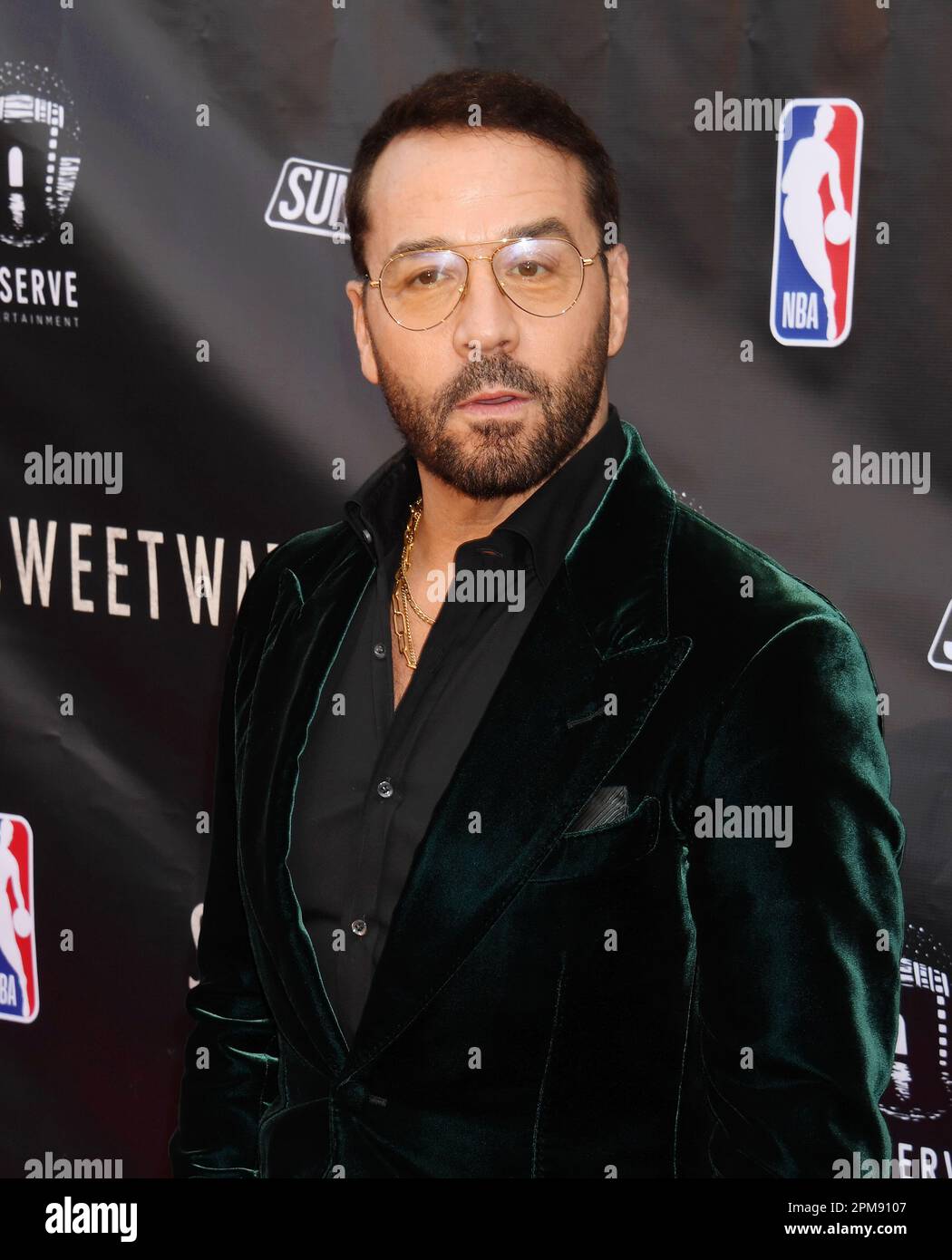 BURBANK, CALIFORNIA - APRIL 11: Jeremy Piven attends the Los Angeles ...