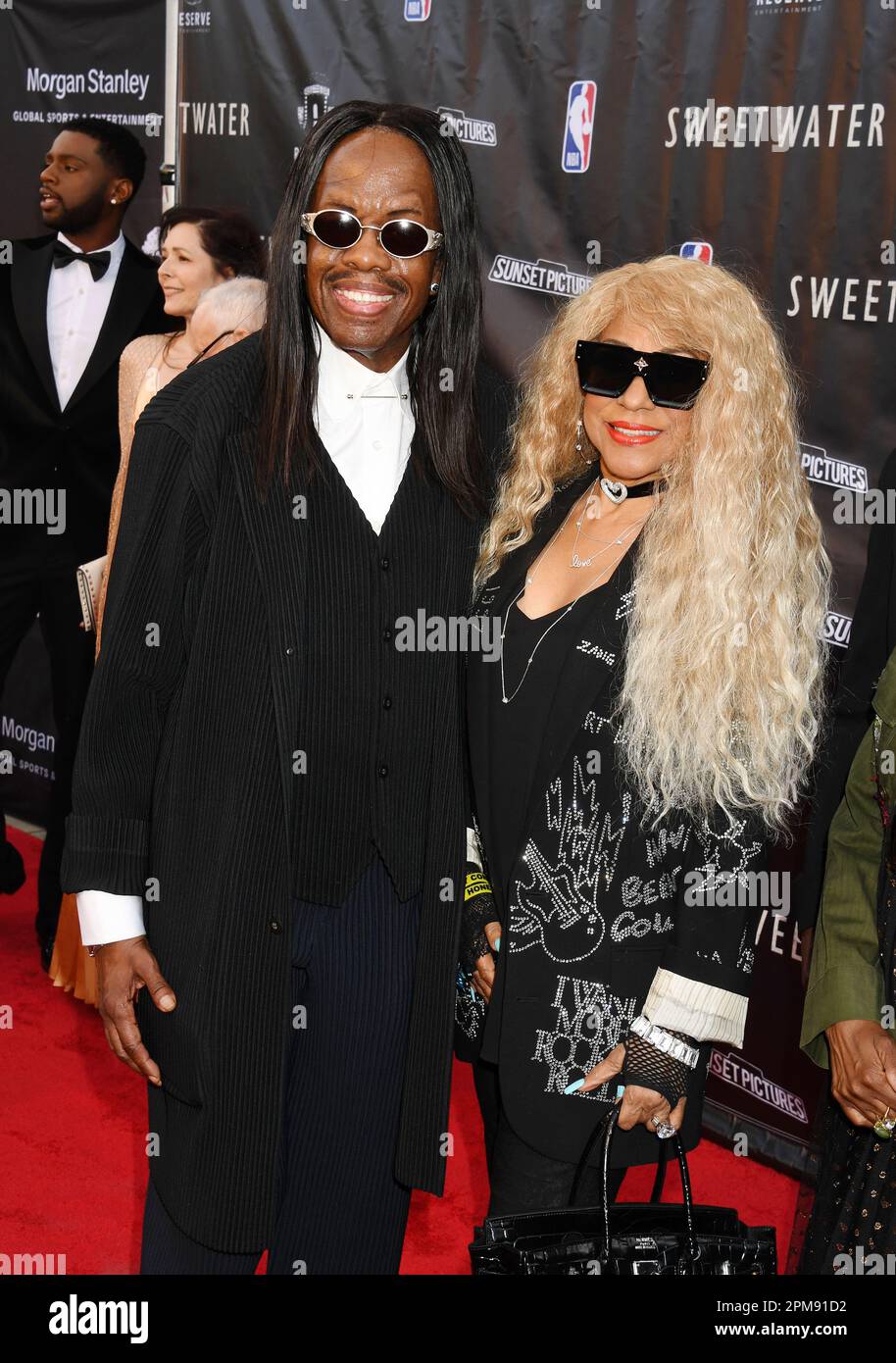 BURBANK, CALIFORNIA - APRIL 11: (L-R) Verdine White and Shelly Clark ...