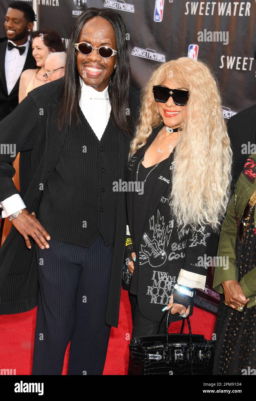 BURBANK, CALIFORNIA - APRIL 11: (L-R) Verdine White and Shelly Clark ...