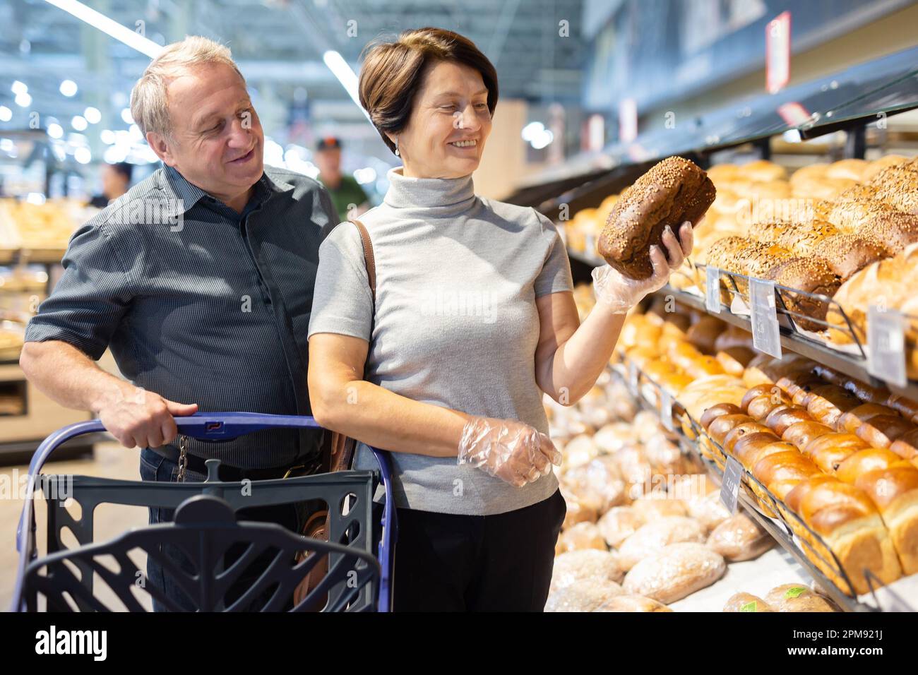 couple chooses bread in store Stock Photo - Alamy