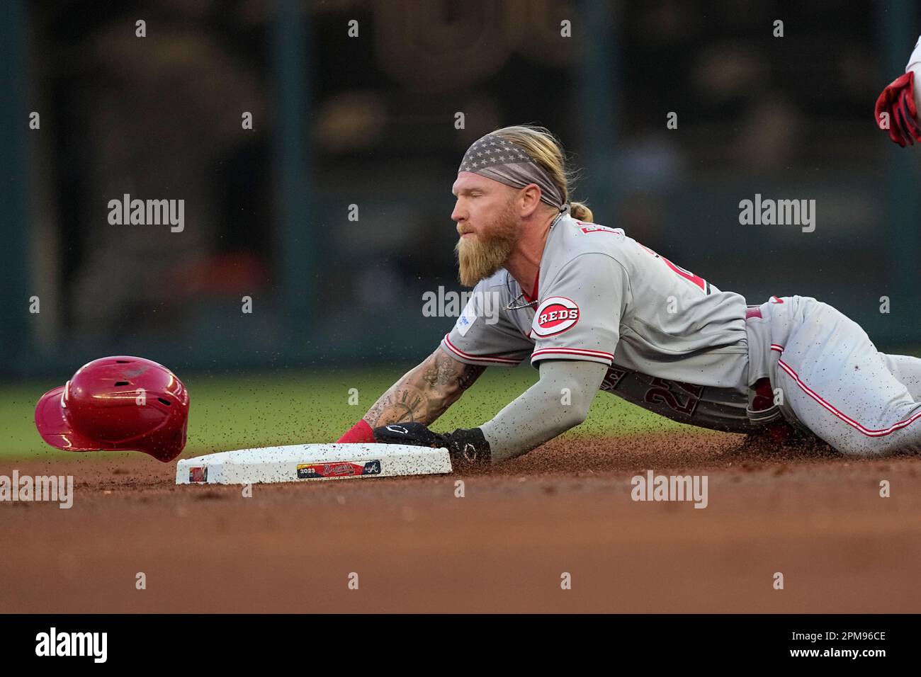 Cincinnati Reds left fielder Jake Fraley (27) steals second base during ...