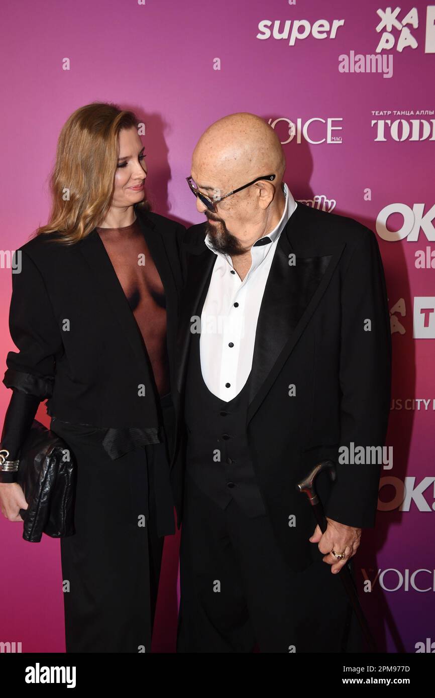 Moscow region. Krasnogorsk. Singer Mikhail Shufutinsky and his wife Svetlana Urazova before the ...