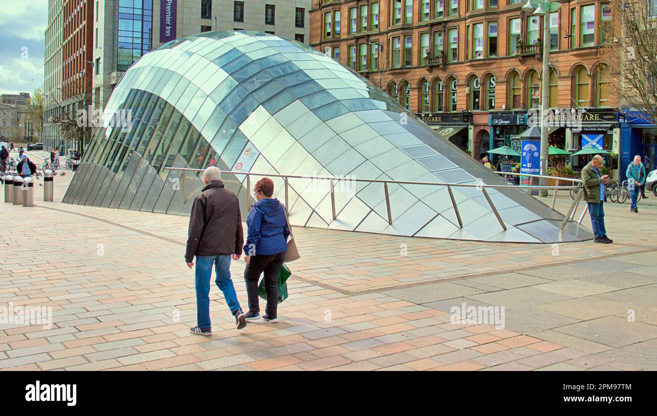 Glasgow, Scotland, UK 12th April, 2023. UK Weather: Sunshine and rain ...