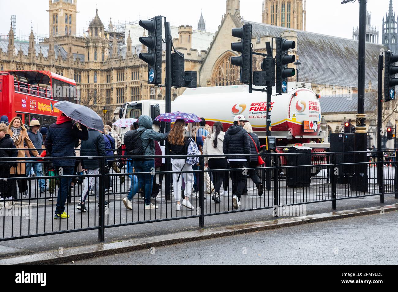 London tourists wet pavement hi-res stock photography and images - Alamy