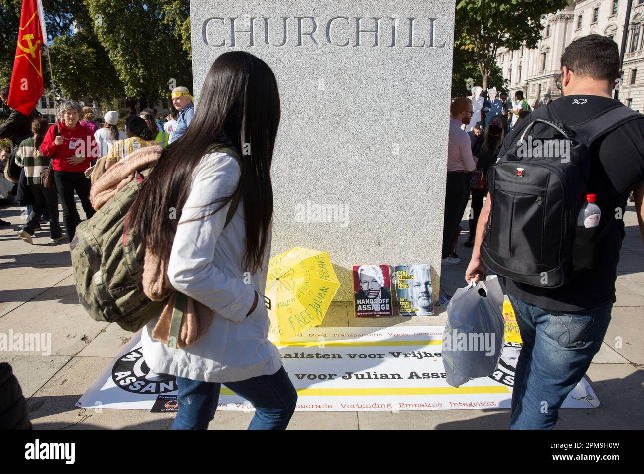 A banner and messages that support WikiLeaks founder Julian Assange are ...
