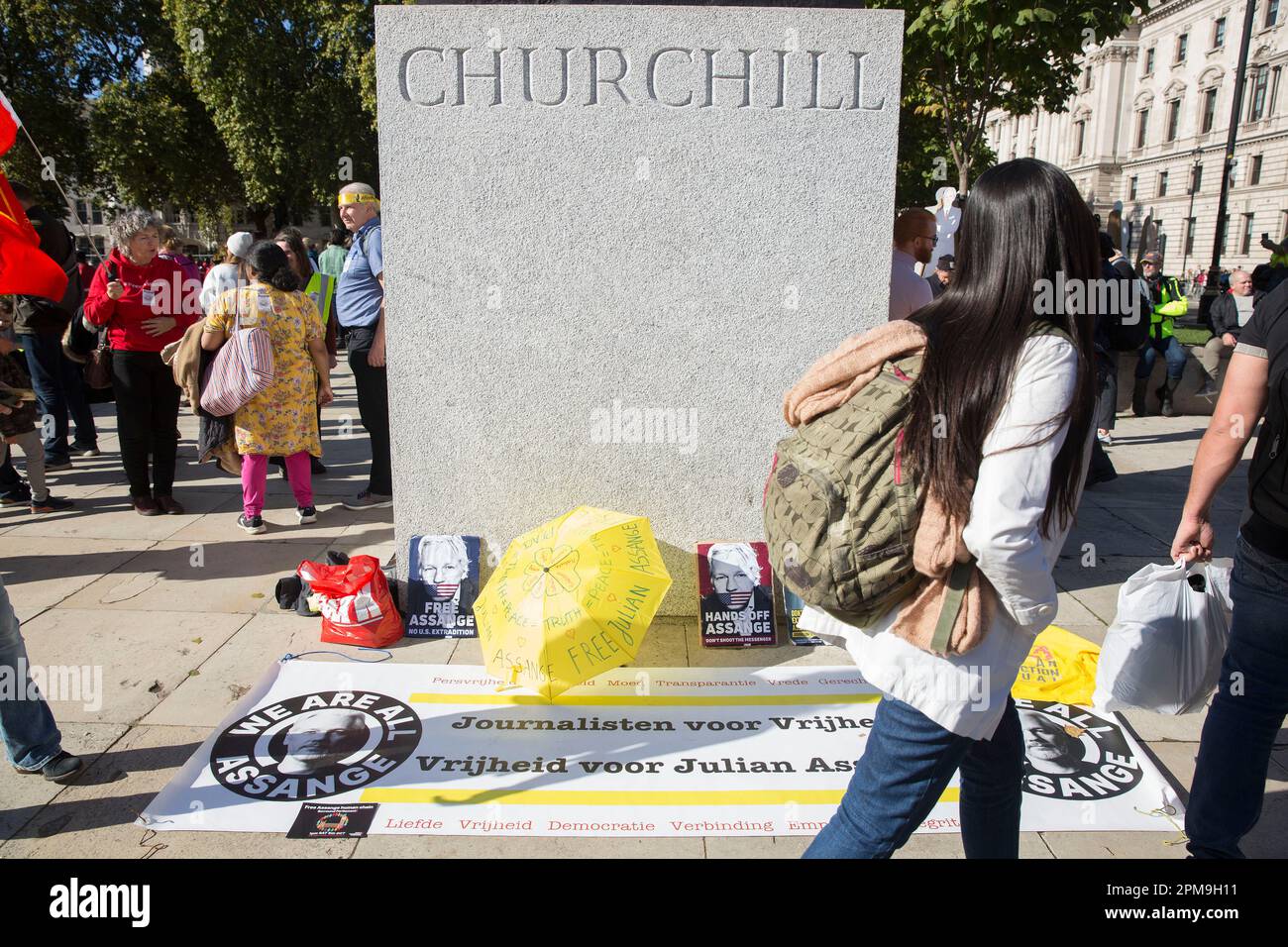 A banner and messages that support WikiLeaks founder Julian Assange are ...
