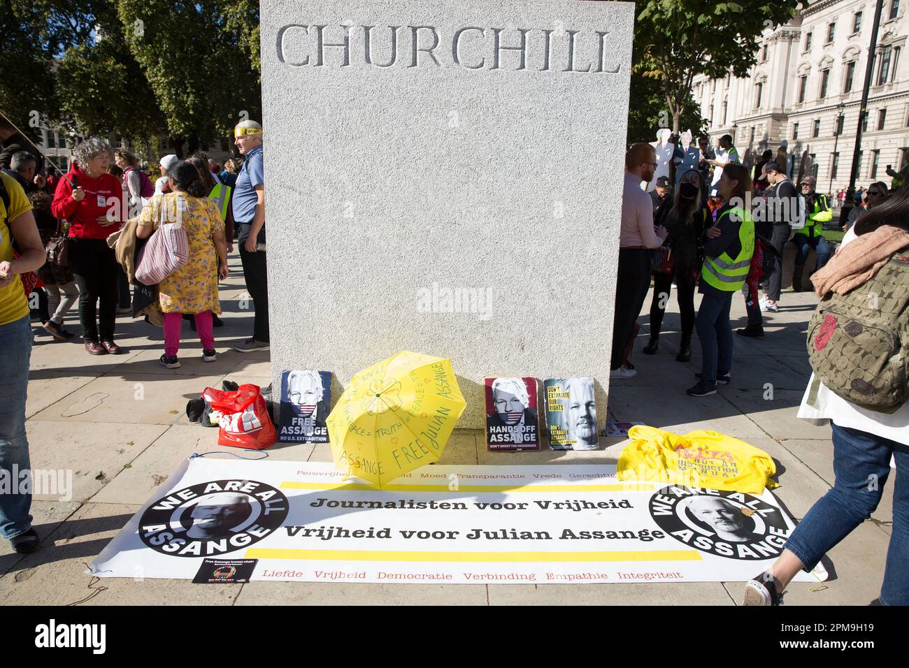 A banner and messages that support WikiLeaks founder Julian Assange are ...