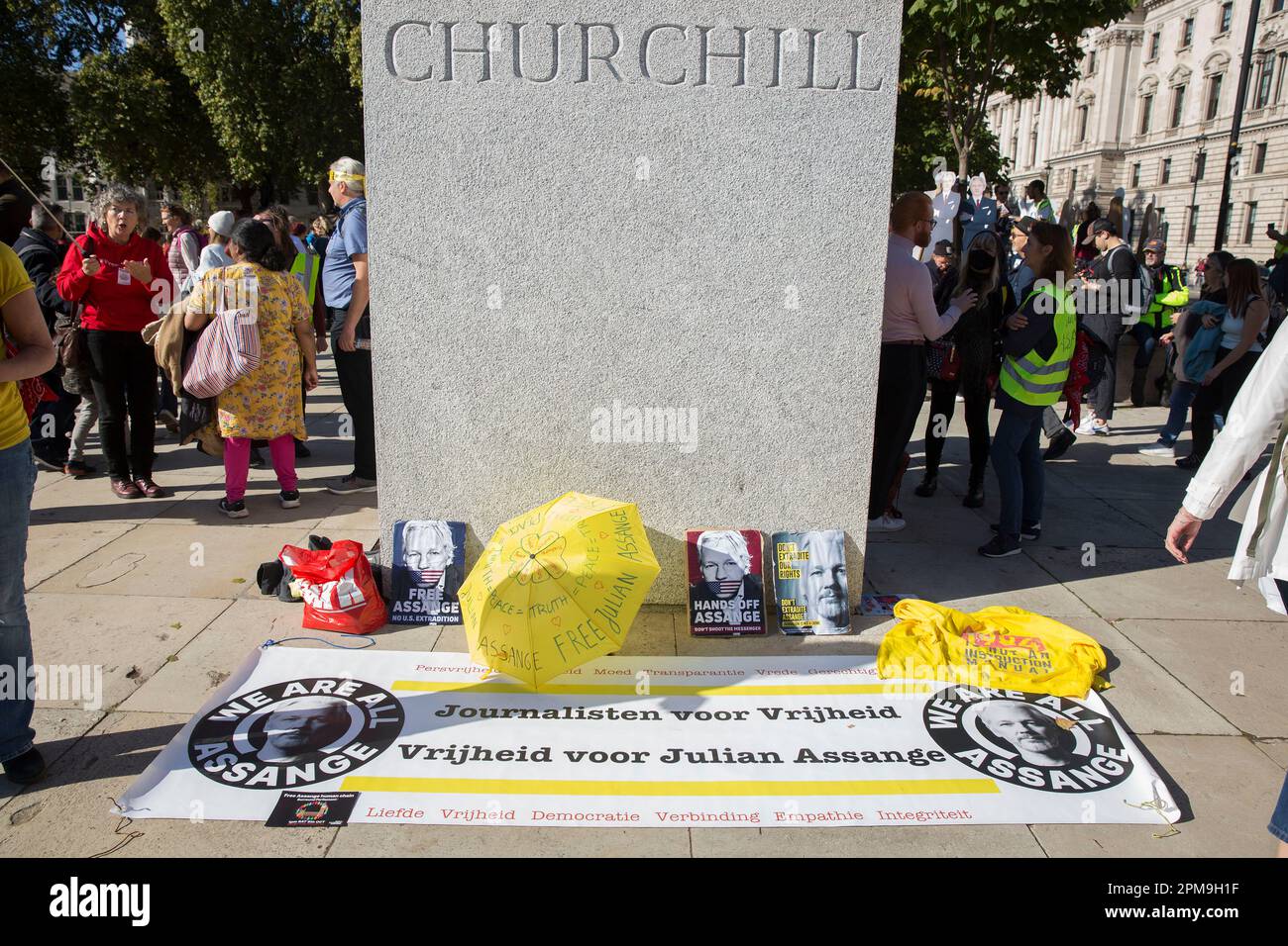 A banner and messages that support WikiLeaks founder Julian Assange are ...
