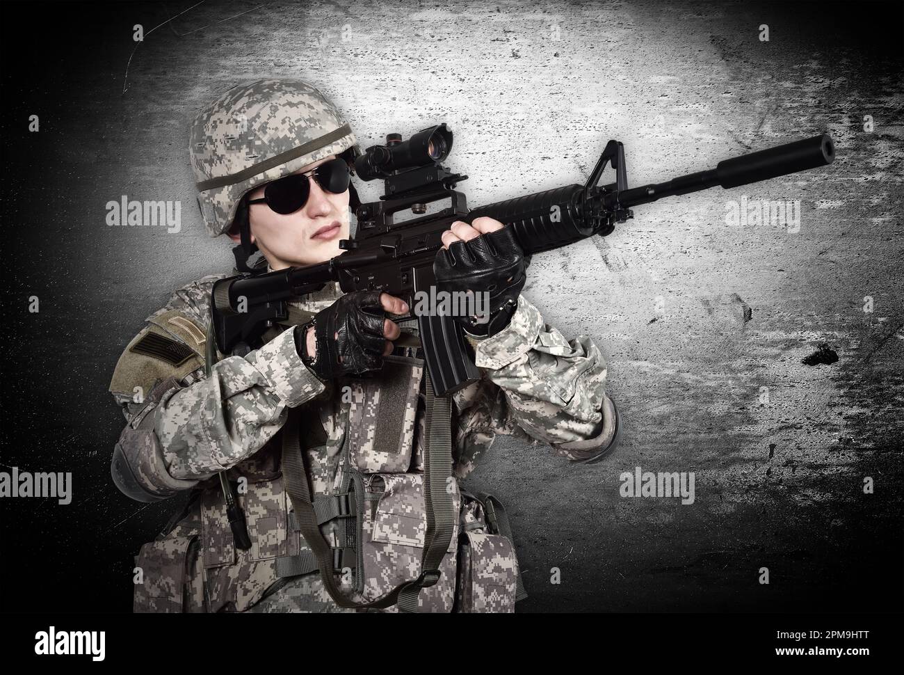 US soldier with rifle on a gray background Stock Photo - Alamy