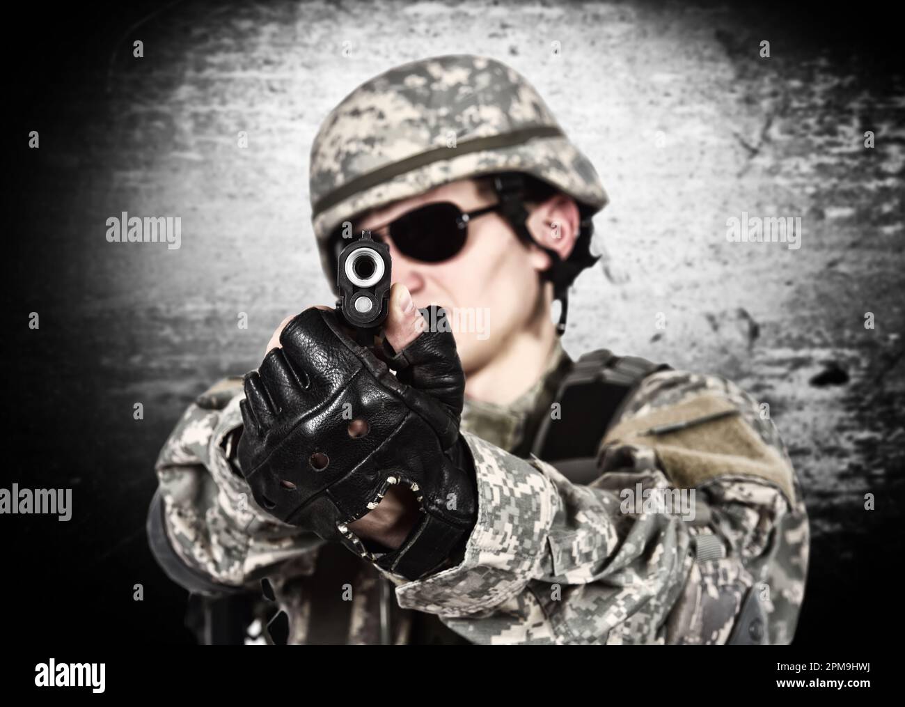 Soldier aiming his gun hi-res stock photography and images - Alamy