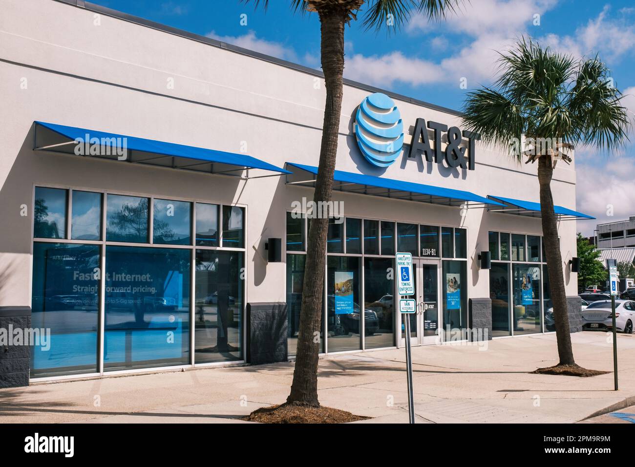 HARAHAN, LA, USA - MARCH 23, 2023: Front of the AT&T store in the ...