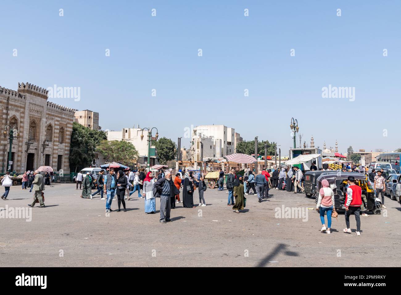 People and cars crossing a busy road in Cairo, Egypt Stock Photo - Alamy