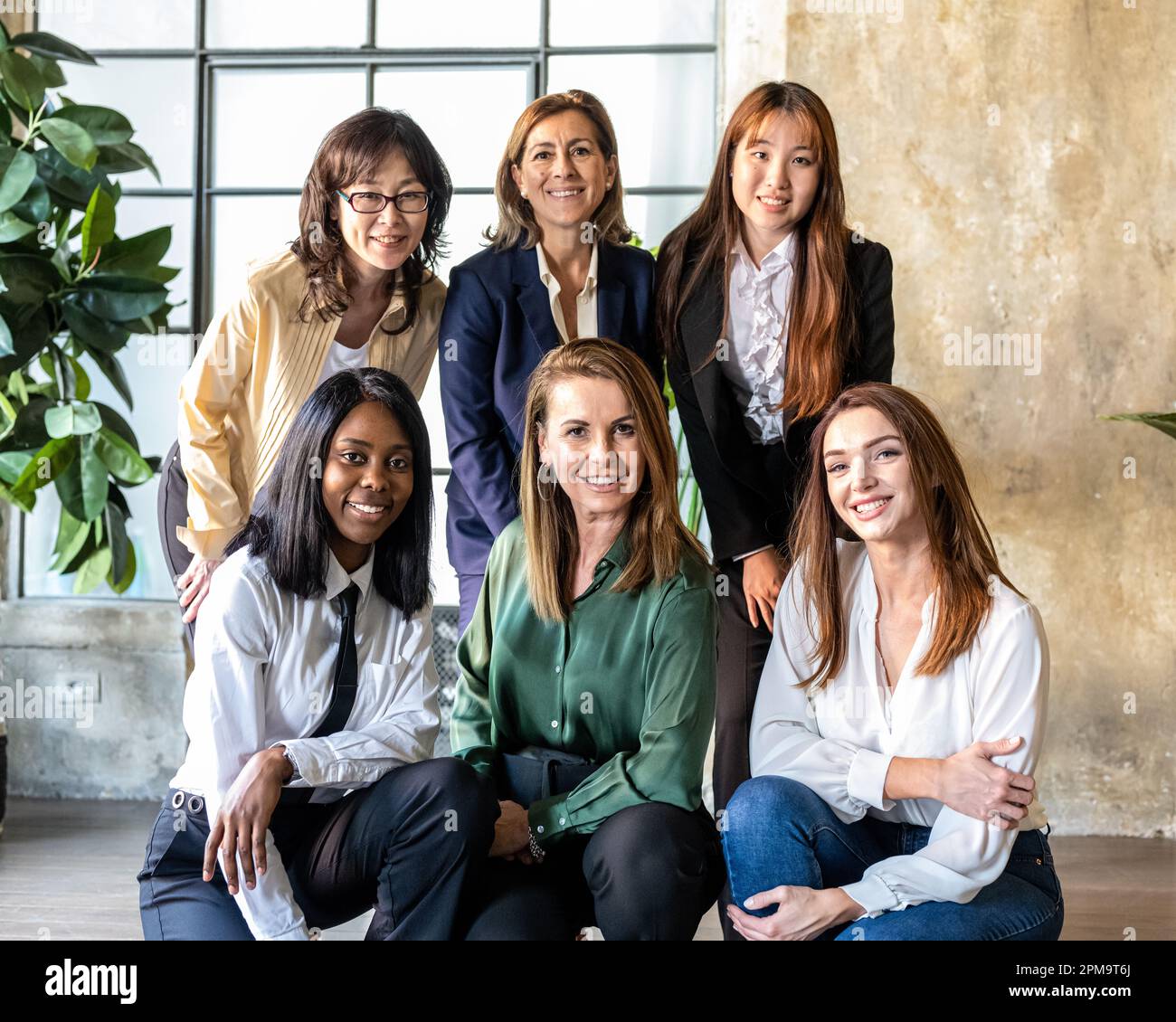 Women in the workplace hi-res stock photography and images - Alamy