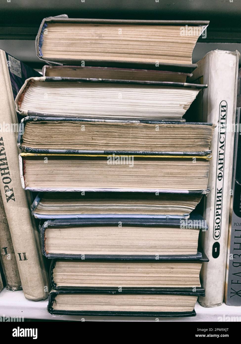 School library books shelves hi-res stock photography and images - Alamy