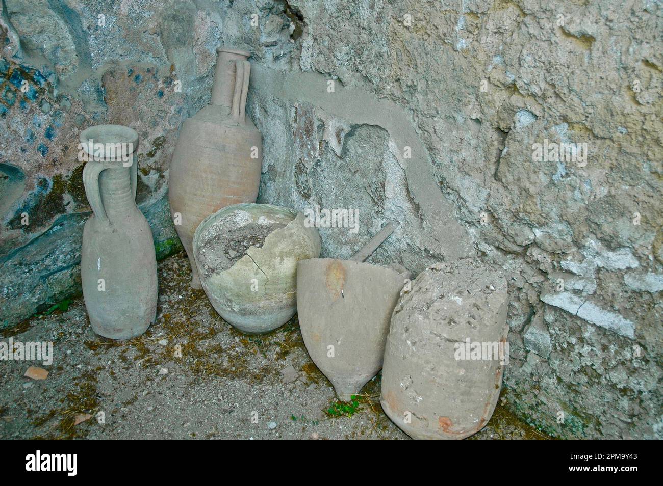 Anfore romane in deposito di villa di Pompei Stock Photo - Alamy