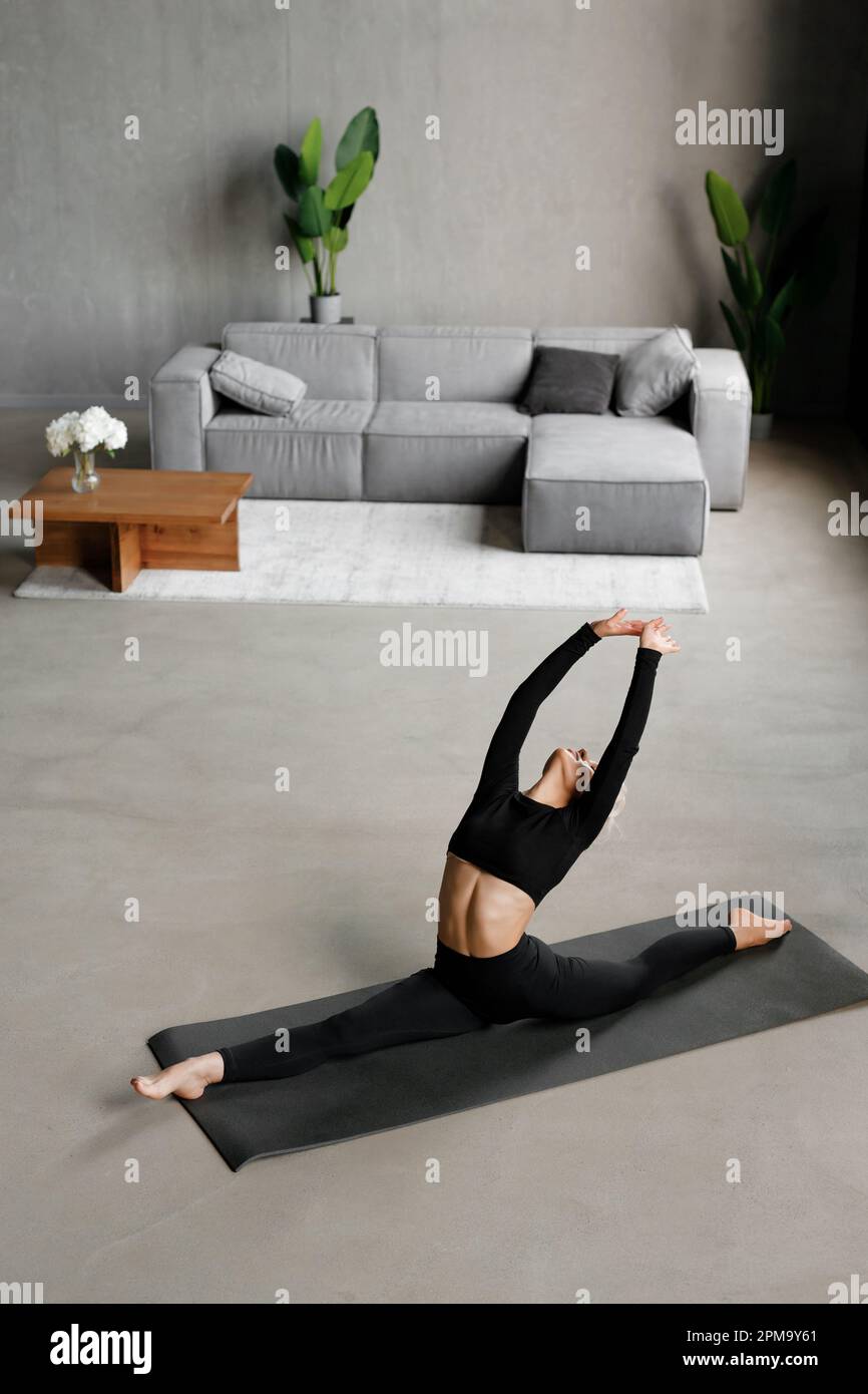 Splits legs hi-res stock photography and images - Alamy