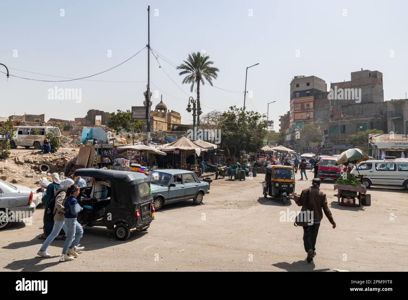 People and cars crossing a busy road in Cairo, Egypt Stock Photo - Alamy