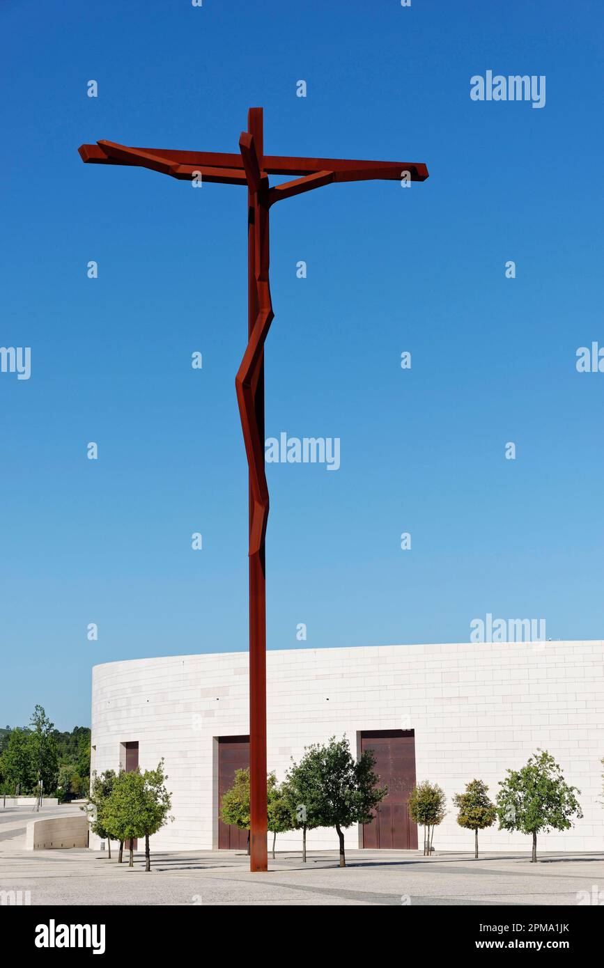 Cross in front of the Church of the Holy Trinity, Fatima, Igreja da ...