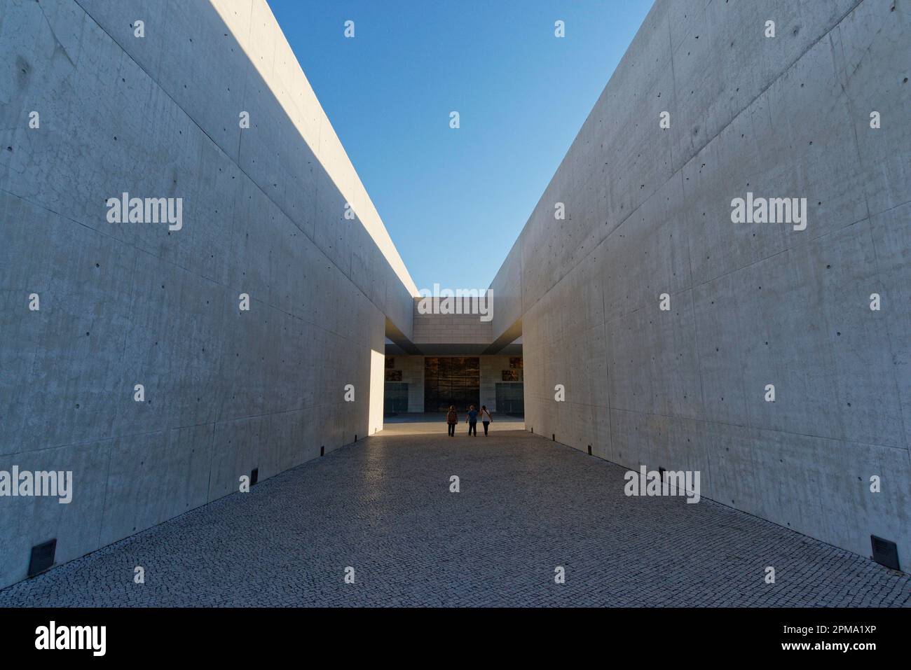Main entrance of the Church of the Holy Trinity, Fatima, Igreja da ...