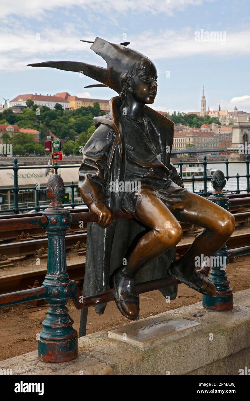 Little princess statue hi-res stock photography and images - Alamy