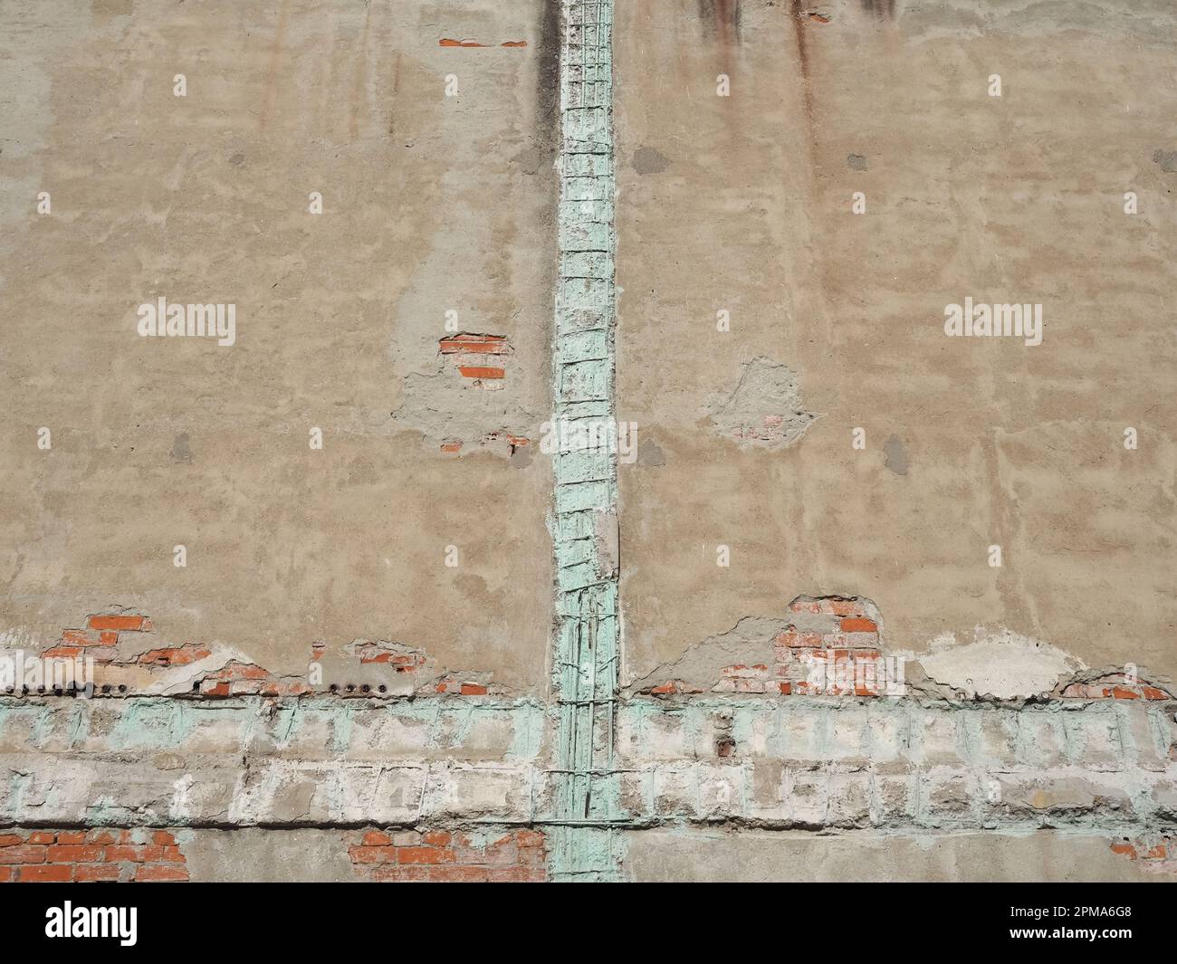 concrete structure with exposed steel bars in pillars and beams Stock ...