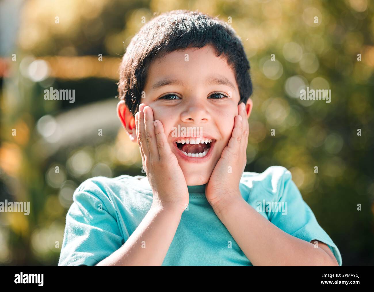 Kid shocked expression outside hi-res stock photography and images - Alamy