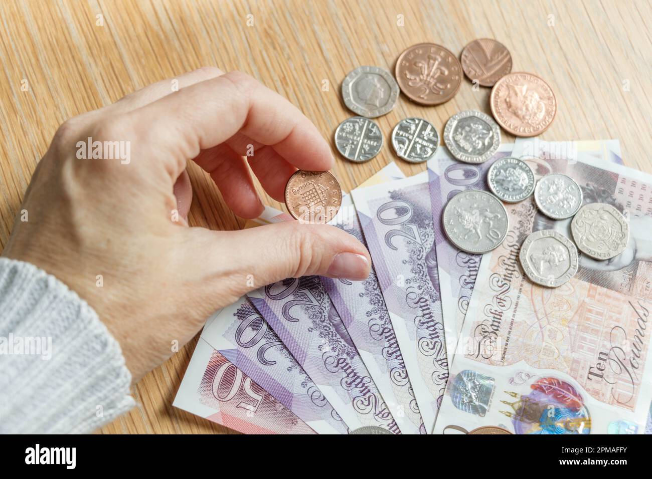 Human's hand holding a one penny coin. Finance concept Stock Photo - Alamy