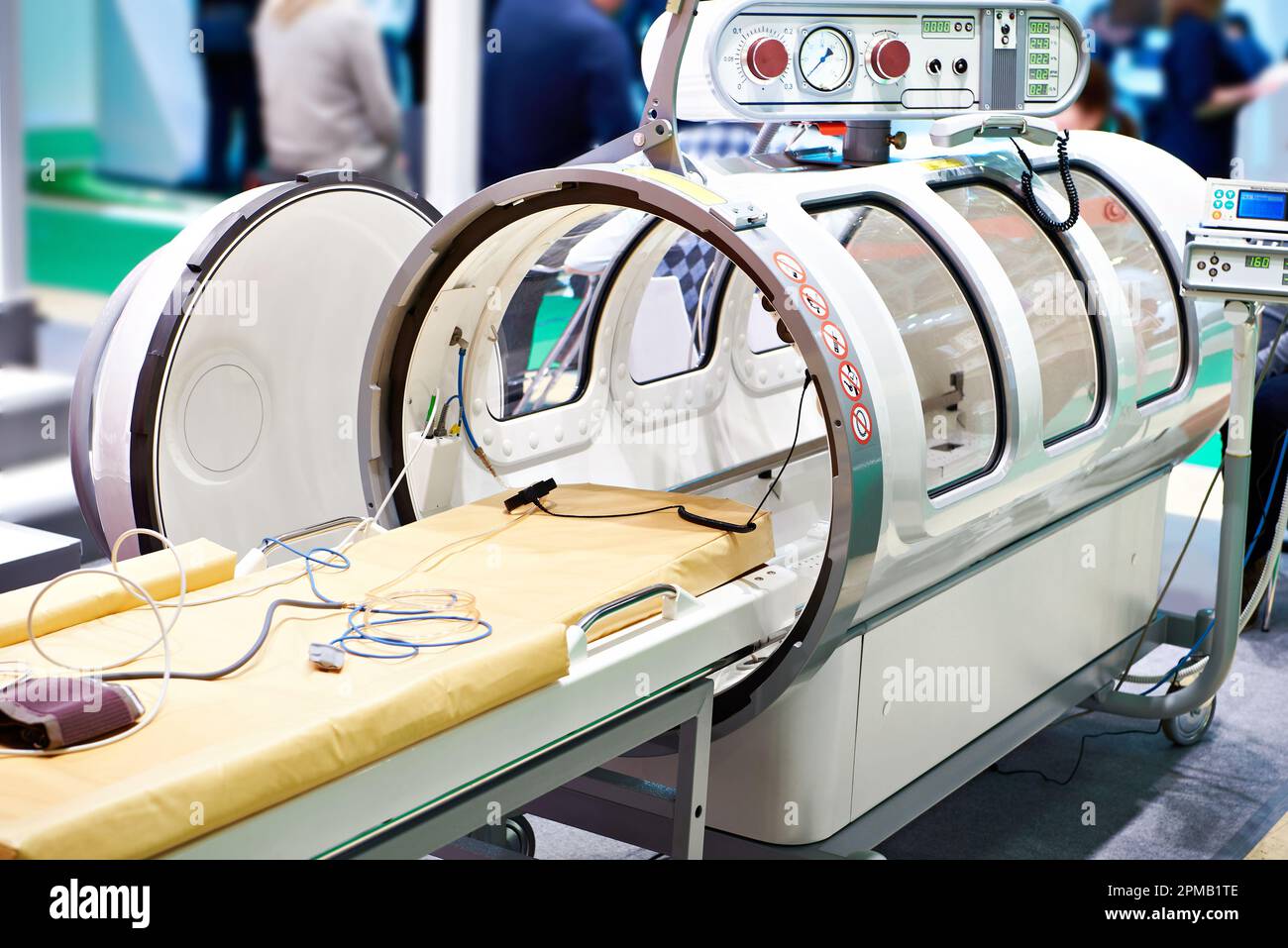 Hyperbaric chamber hi-res stock photography and images - Alamy
