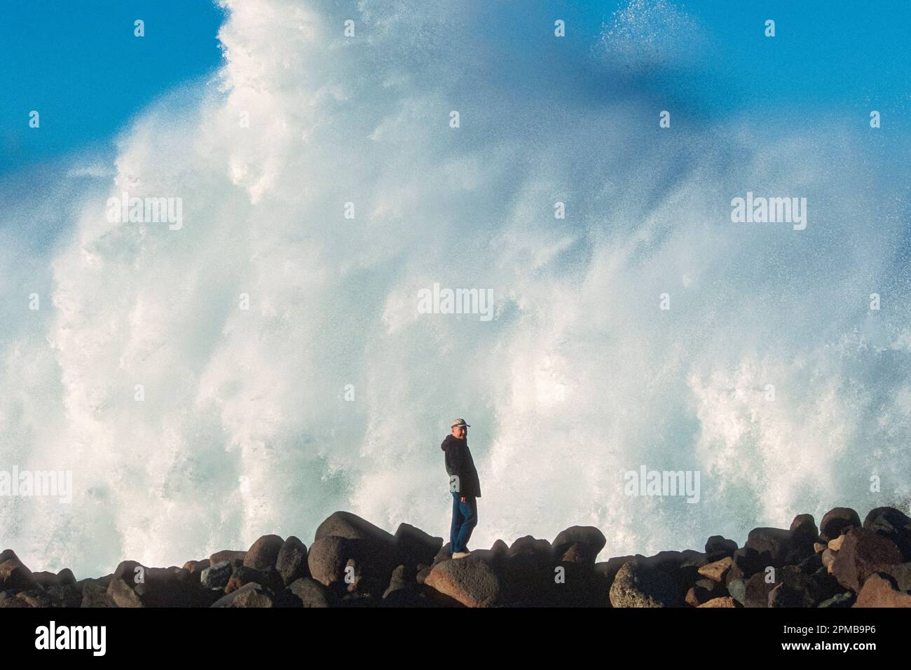 breaking waves at Morro Bay, huge waves pound the California coast ...