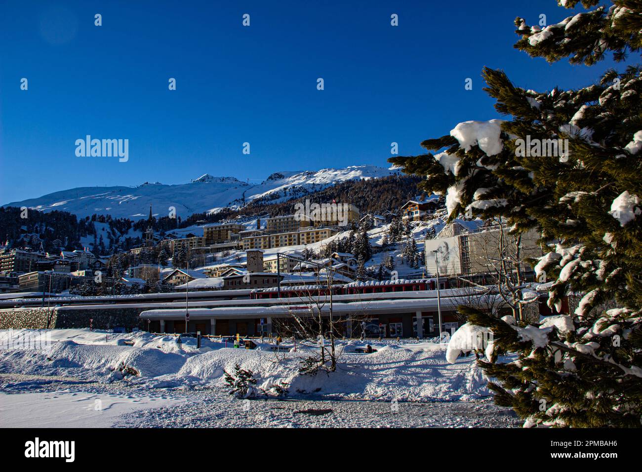 A magnificent sunny day in the snowy Swiss Alps on Lake St. Moritz ...