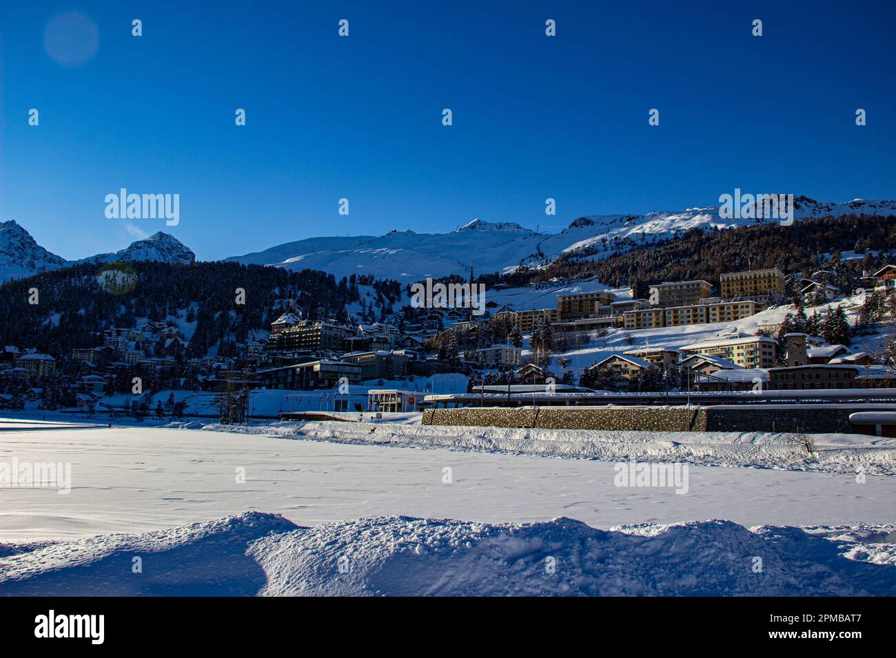 A magnificent sunny day in the snowy Swiss Alps on Lake St. Moritz ...
