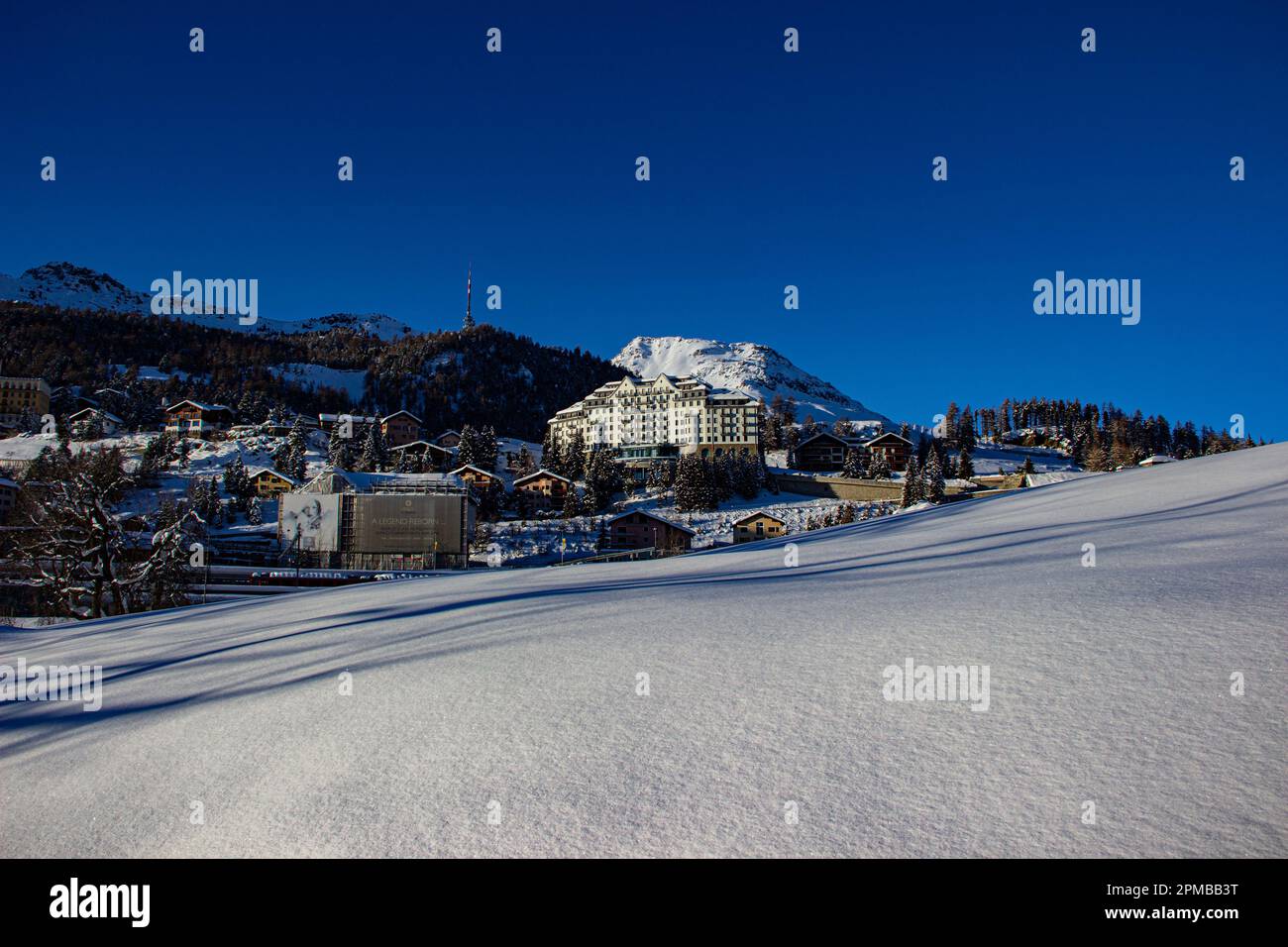 A magnificent sunny day in the snowy Swiss Alps on Lake St. Moritz ...