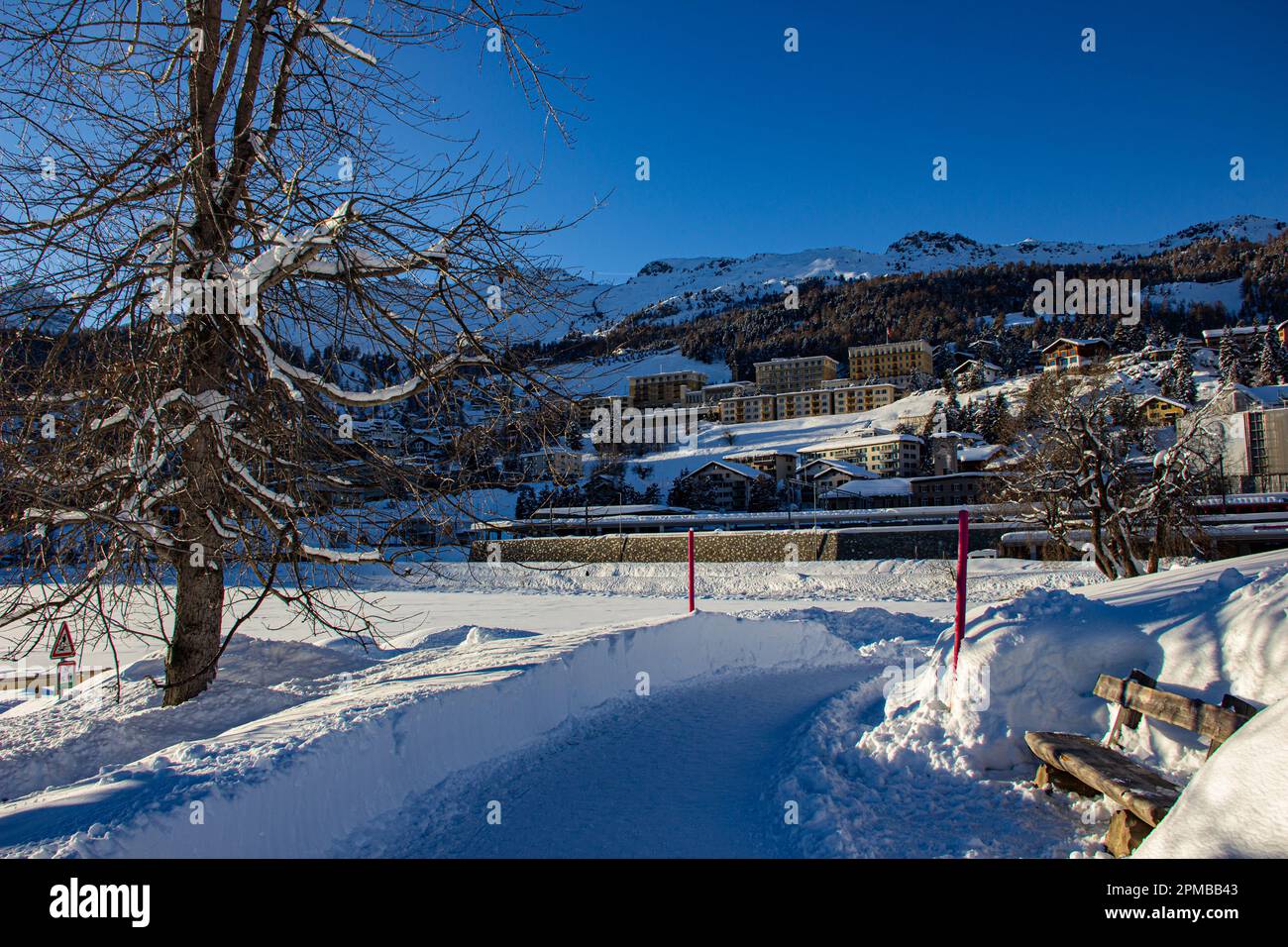 A magnificent sunny day in the snowy Swiss Alps on Lake St. Moritz ...