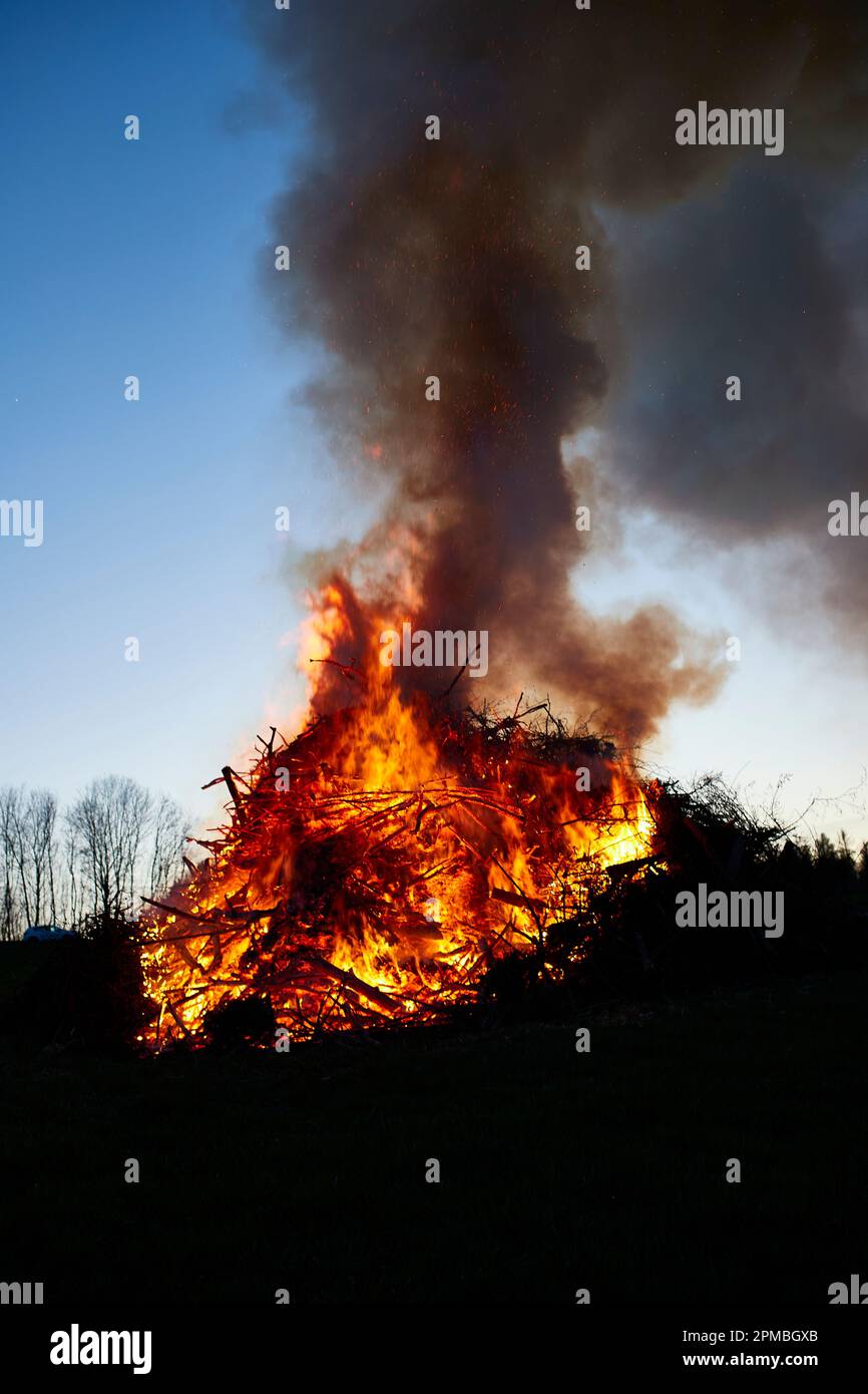 Big campfire hi-res stock photography and images - Alamy