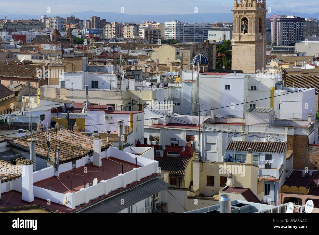 Spanien, Valencia, Stadtpanorama von Torres de Serranos // Spain ...